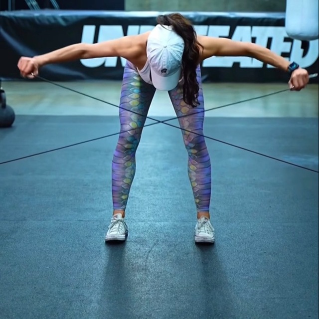 Bent Over Cable Flys por Deanna B. - Ejercicio Cómo hacerlo - Skimble