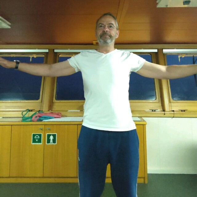 Body Twist by Frank Roodenburg - Exercise How-to - Skimble