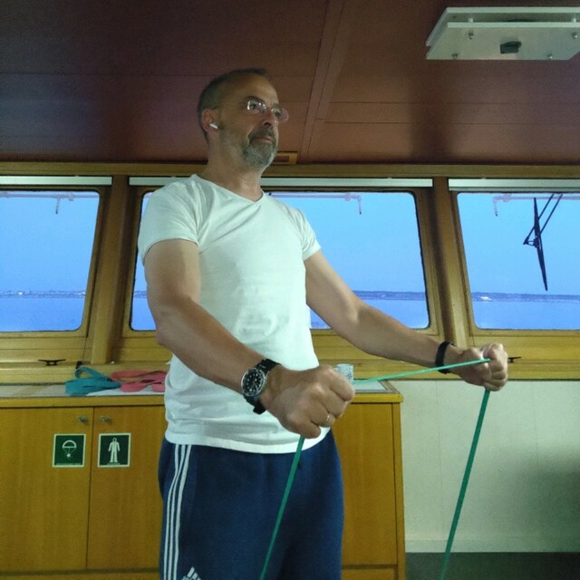 Banded Front Chest Raise by Frank Roodenburg - Exercise How-to - Skimble