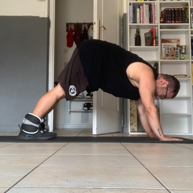 Chien Qui Fait Face Vers Le Bas Avec Étirement Du Mollet Lesté by Matéo ...