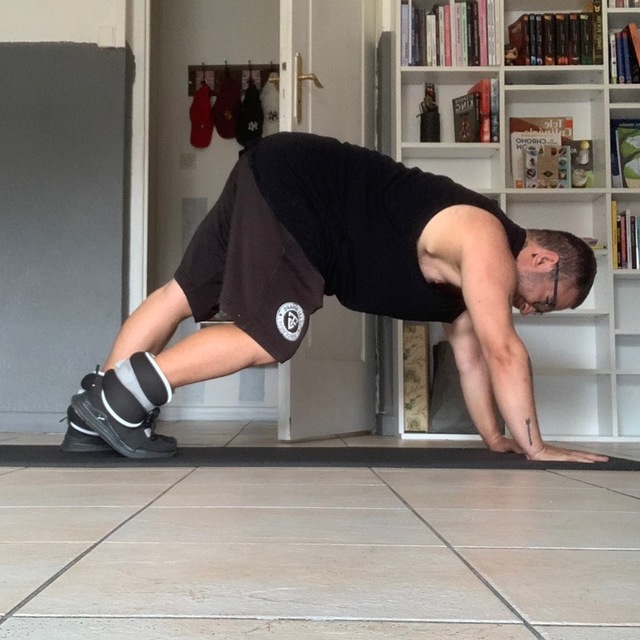 Chien Qui Fait Face Vers Le Bas Avec Étirement Du Mollet Lesté by Matéo ...