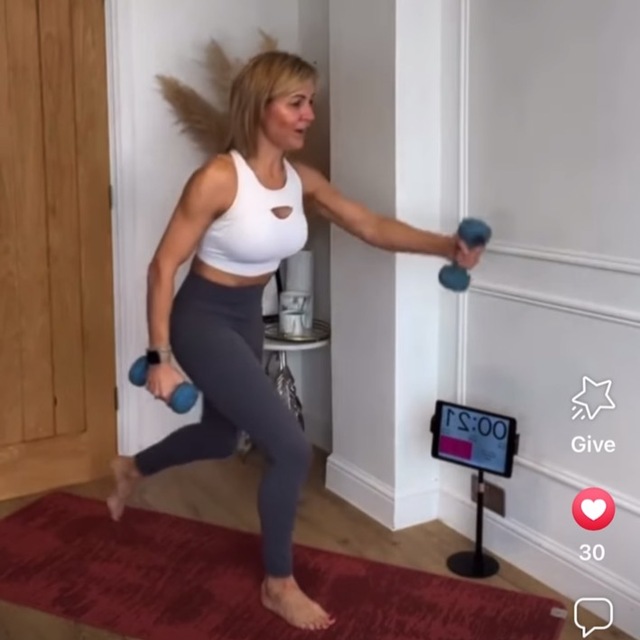 Alternating Curtsies With Arm Lift by Jataesha C. - Exercise How-to ...