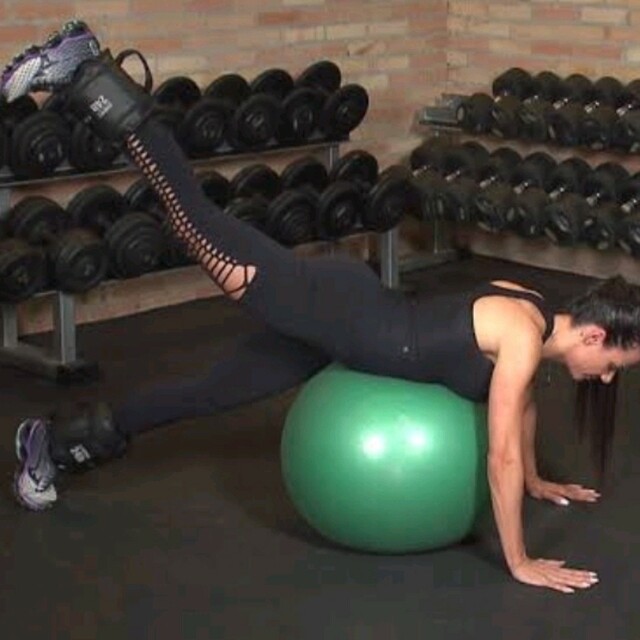 Knee Ball Extension by Fred Ribeiro - Exercise How-to - Skimble
