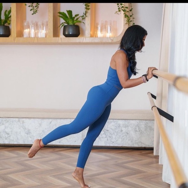 Barre by 𝓐𝓷𝓲𝓽𝓪 🦋 - Exercise How-to - Skimble Workout Trainer