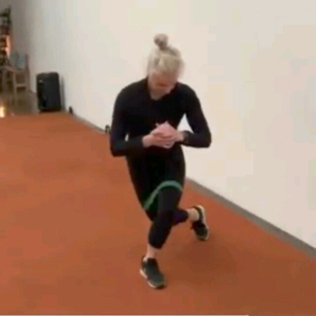 Banded Curtsy Leg by Alex 🌊. - Exercise How-to - Skimble