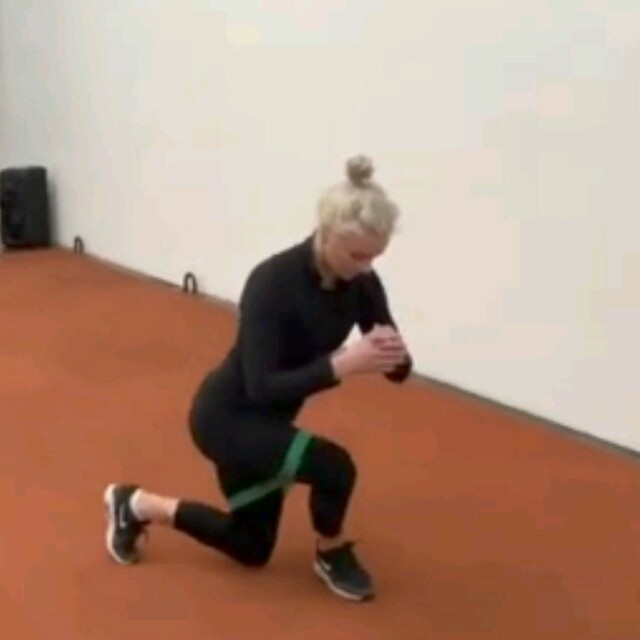 Banded Curtsy Leg by Alex 🌊. - Exercise How-to - Skimble