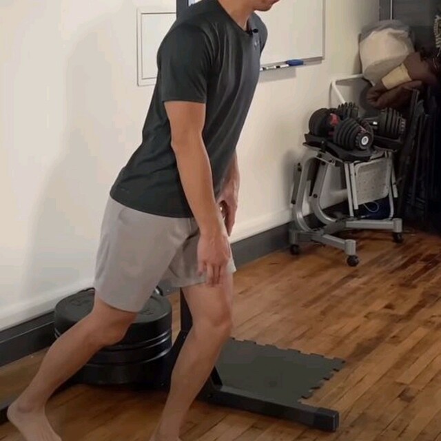 VMO Lunge by Allan B. - Exercise How-to - Skimble Workout Trainer