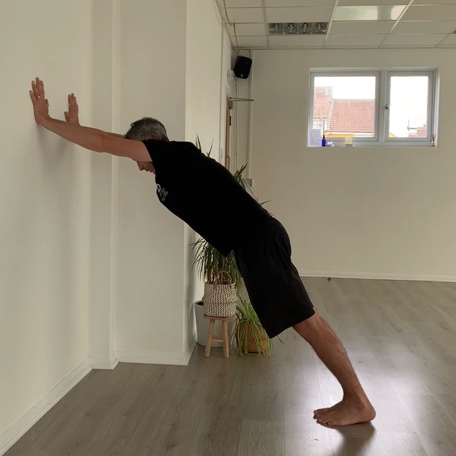 Wall Calf Raises por Ömer Köseoğlu - Ejercicio Cómo hacerlo - Skimble