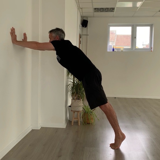 Wall Calf Raises by Ömer Köseoğlu - Exercise How-to - Skimble