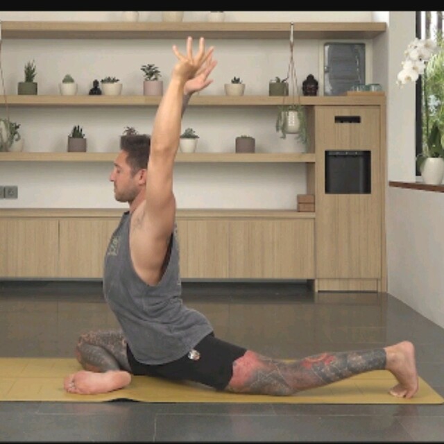 Hold Lifted Pigeon With Rised Arms by Alex 🌊. - Exercise How-to - Skimble