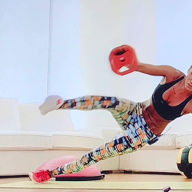 Body Rock Side Plank Toe Touch by Melissa Leng - Exercise How-to - Skimble