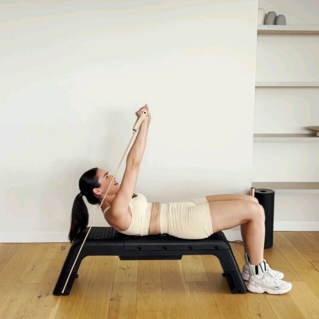 Resistance Band Crunch by Tara L. - Exercise How-to - Skimble