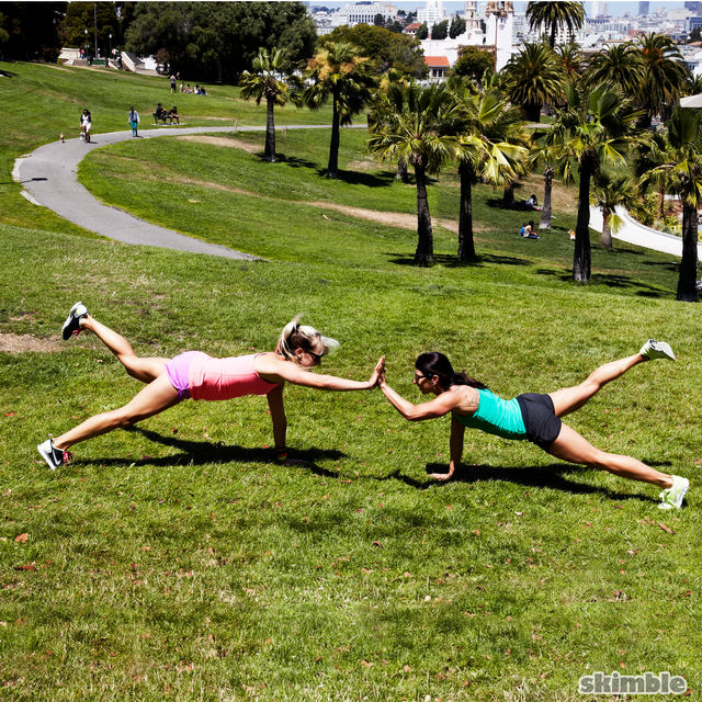 Plank High Fives - Exercise How-to - Skimble Workout Trainer