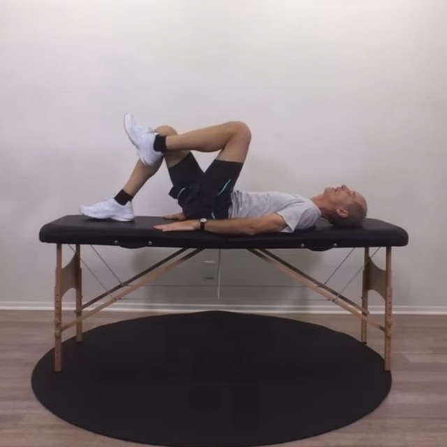 Alternating Knees to Chest by Ömer Köseoğlu - Exercise How-to - Skimble