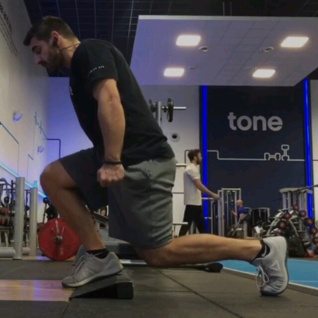 Front Heel Elevated Split Squat by 𝔻𝕖𝕤𝕖𝕣𝕥 𝔽𝕠𝕩🦊 🌟 - Exercise How-to - Skimble