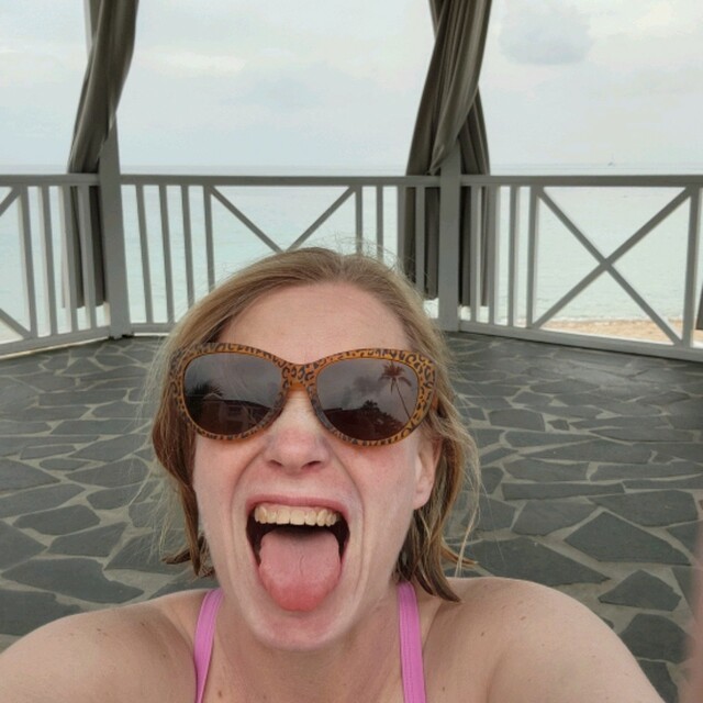 Clapping by Mara G. - Exercise How-to - Skimble Workout Trainer