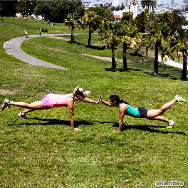 Plank High Fives - Exercise How-to - Skimble Workout Trainer