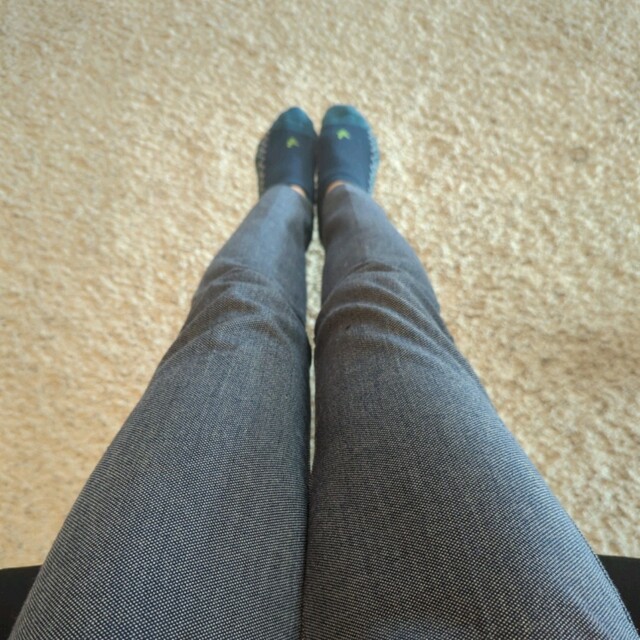 Flutter Kicks While Seated by Louis C. - Exercise How-to - Skimble