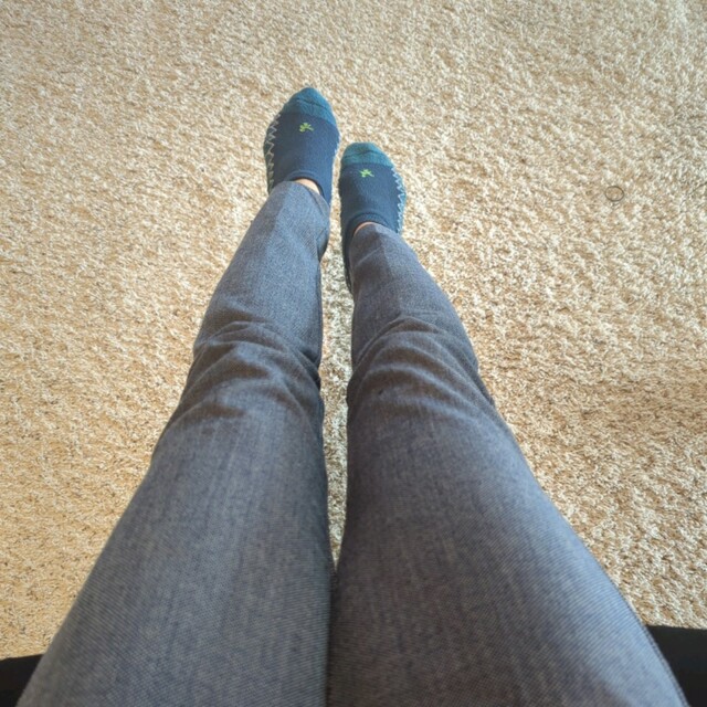 Flutter Kicks While Seated by Louis C. - Exercise How-to - Skimble