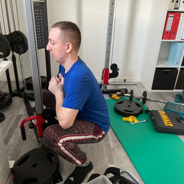 Squat by Kevin W. - Exercise How-to - Skimble Workout Trainer