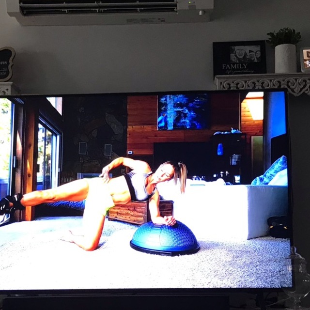 Side Leg Lift And Pulse by Melissa Leng - Exercise How-to - Skimble