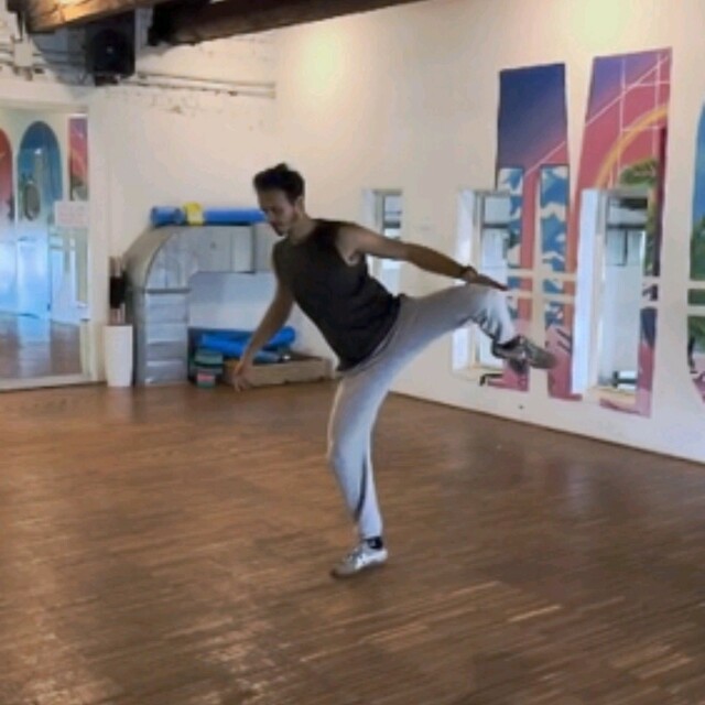 Leg Lift Knee Touches by Alex 🌊. - Exercise How-to - Skimble