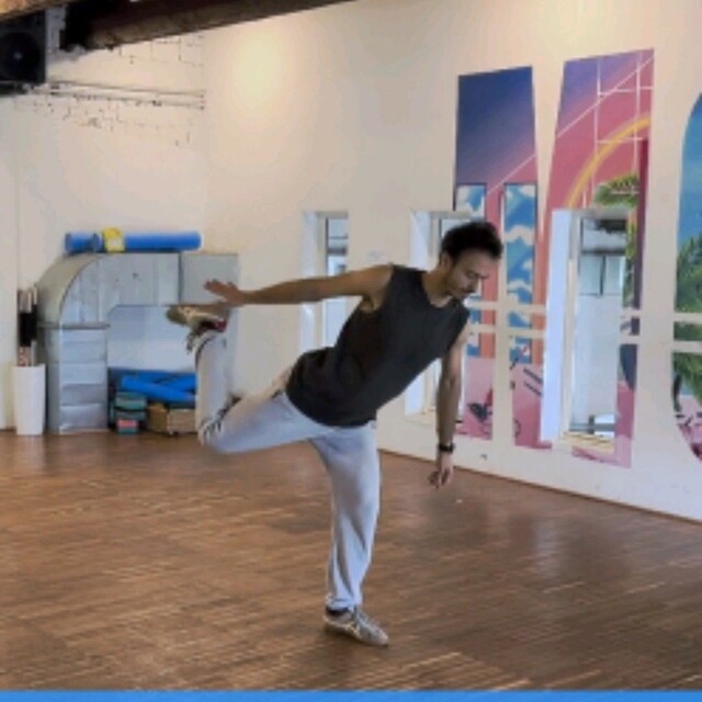 Leg Lift Knee Touches by Alex 🌊. - Exercise How-to - Skimble