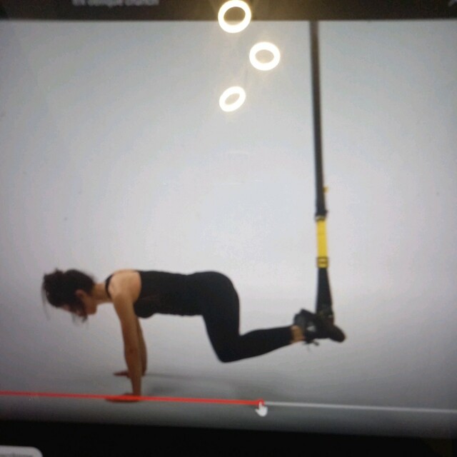 TRX Oblique Crunch by Juanma Menendez - Exercise How-to - Skimble