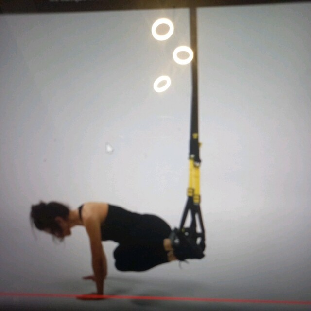 TRX Oblique Crunch by Juanma Menendez - Exercise How-to - Skimble