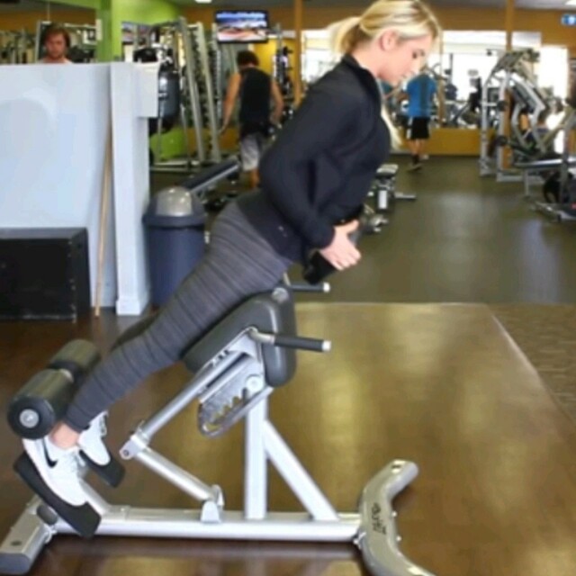 Plate Back Extensions With Row by 𝔻𝕖𝕤𝕖𝕣𝕥 𝔽𝕠𝕩🦊 🌟 - Exercise How-to - Skimble