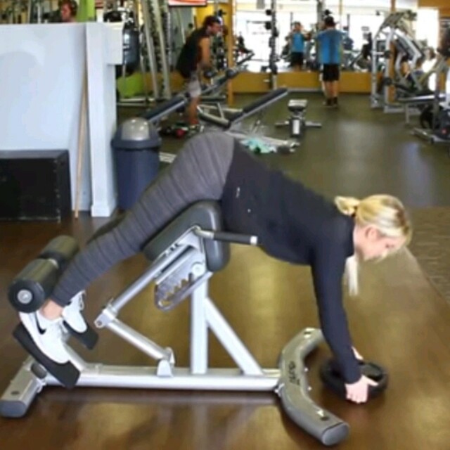 Plate Back Extensions With Row by 𝔻𝕖𝕤𝕖𝕣𝕥 𝔽𝕠𝕩🦊 🌟 - Exercise How-to - Skimble