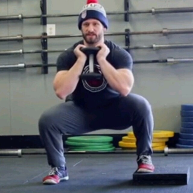 Offset Goblet Squats On Plate by 𝔻𝕖𝕤𝕖𝕣𝕥 𝔽𝕠𝕩🦊 🌟 - Exercise How-to - Skimble