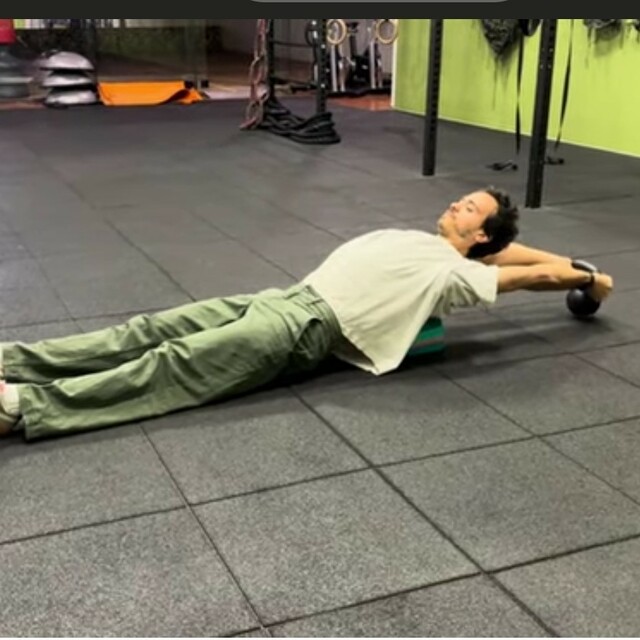 Weighted arms flexion by Alex 🌊. - Exercise How-to - Skimble