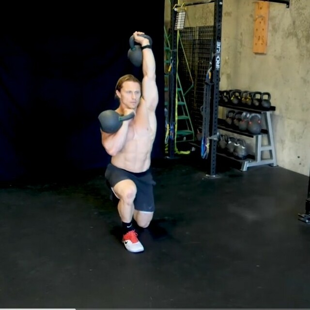 Overhead walking lunges by Xexu Lara - Ejercicio Cómo hacerlo - Skimble