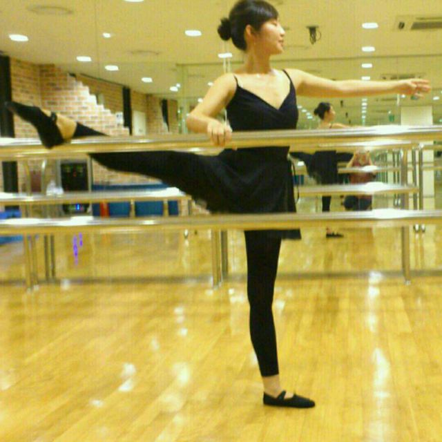 Ballet Stretch by 향림 박 - Exercise How-to - Skimble