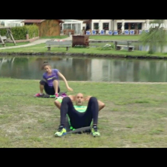 Isometric Crunch by Giovanni F. - Exercise How-to - Skimble