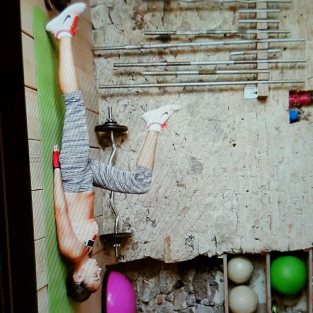 Leg Let Down Abwechselnd by Jana F. - Exercise How-to - Skimble