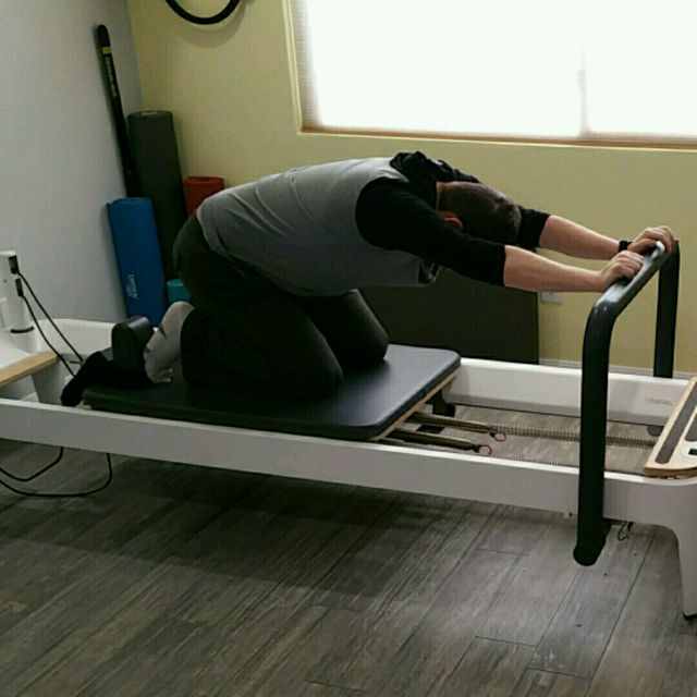 Cat Stretch by Benjamin V. - Exercise How-to - Skimble