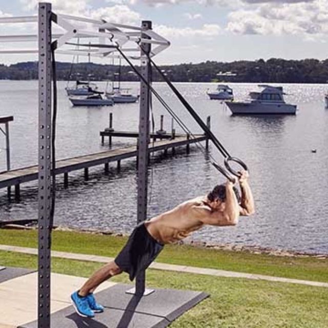 Overhead Tri Push Standing por Damien R. - Ejercicio Cómo hacerlo - Skimble