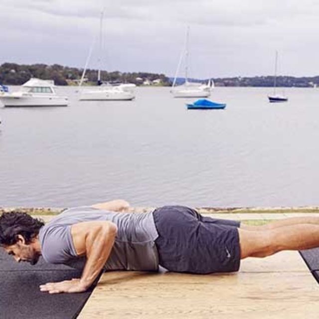 Push Up Jump Tap Knees Or Feet por Damien R. - Ejercicio Cómo hacerlo ...