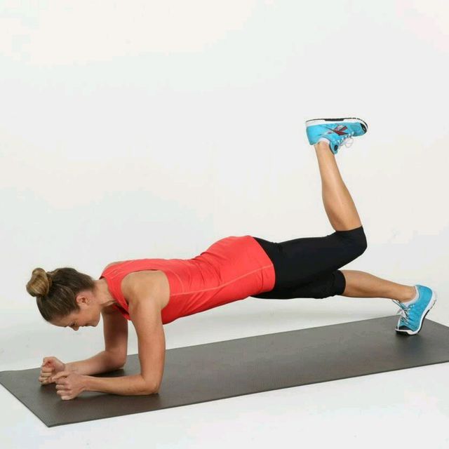 Plank Donkey Kicks por Myra S. - Ejercicio Cómo hacerlo - Skimble