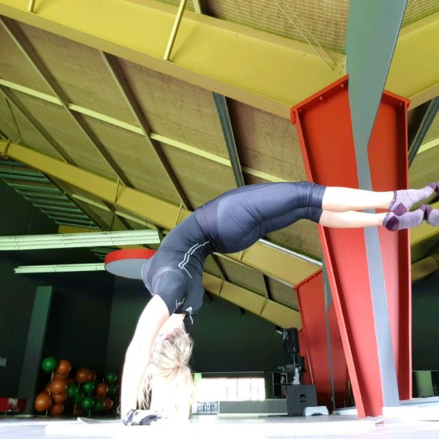 Handstand Back Bend Variantions Against Wall by 𝔻𝕖𝕤𝕖𝕣𝕥 𝔽𝕠𝕩🦊 🌟 ...